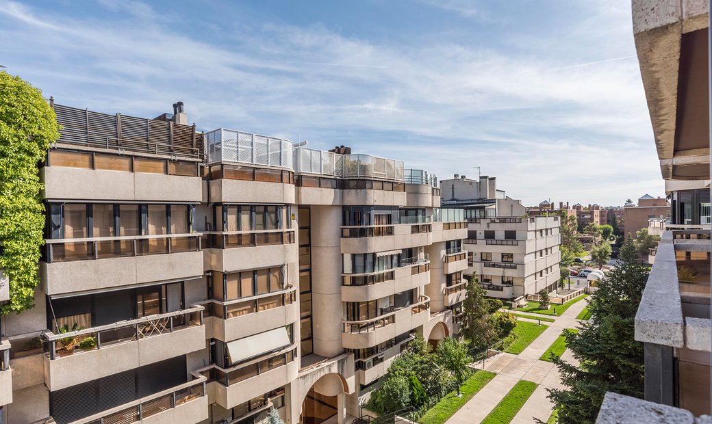 Luminoso ático Dúplex Con Piscina Privada En Terrazas En Centro, Madrid ...