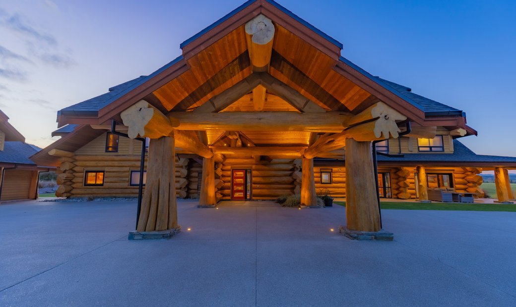 Luxury Master Built Cedar Estate In Central In Tarras, Otago, New ...