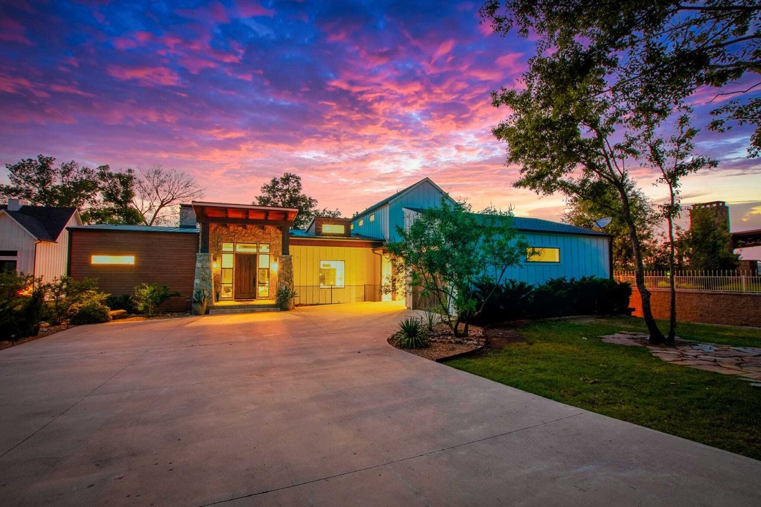 Dream Lakefront Escape In The Bluffs In Malakoff, Texas, United States ...