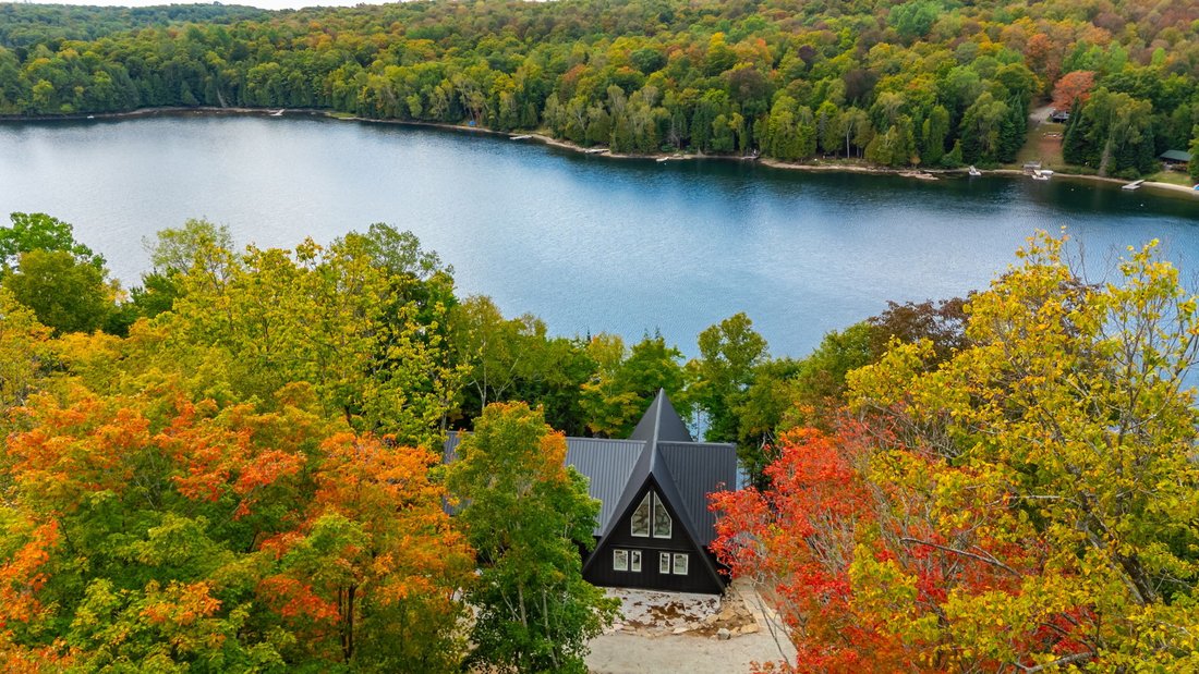 Modern Hybrid Lakefront Retreat On Spring Fed En Dysart Et Al, Ontario ...