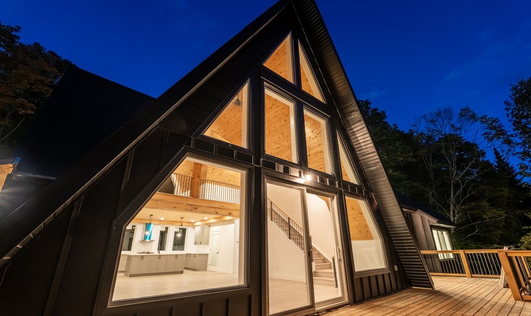 Modern Hybrid Lakefront Retreat On Spring Fed En Dysart Et Al, Ontario ...