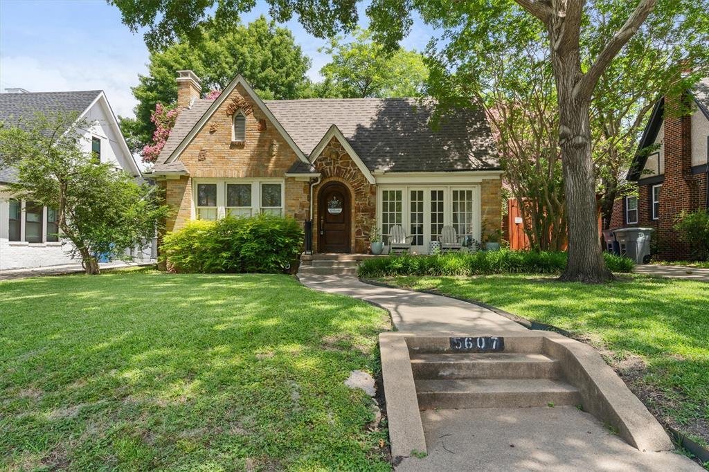 Single Family Residence In Dallas In Dallas, Texas, United States For ...