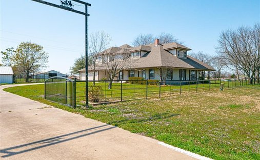 Luxury homes with library for sale in Blue Ridge, Texas | JamesEdition