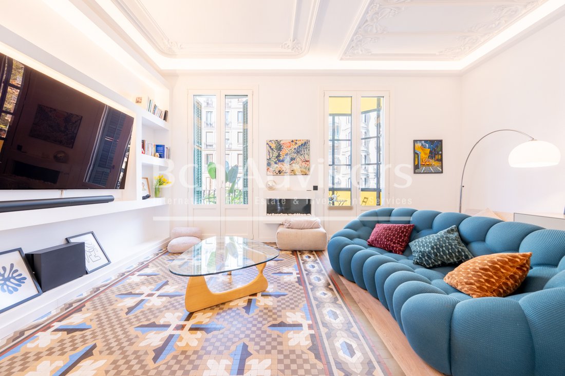 Amazing And Bright Renovated Modernist Apartment In Eixample, Barcelona ...