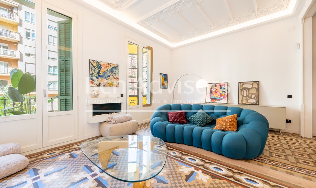 Amazing And Bright Renovated Modernist Apartment In Eixample, Barcelona ...