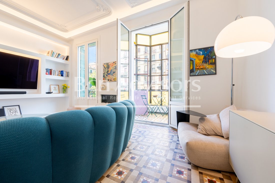 Amazing And Bright Renovated Modernist Apartment In Eixample, Barcelona ...