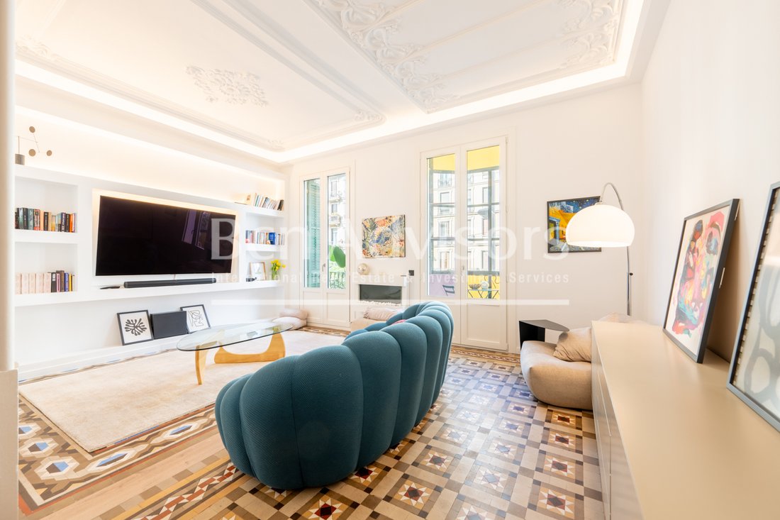 Amazing And Bright Renovated Modernist Apartment In Eixample, Barcelona ...