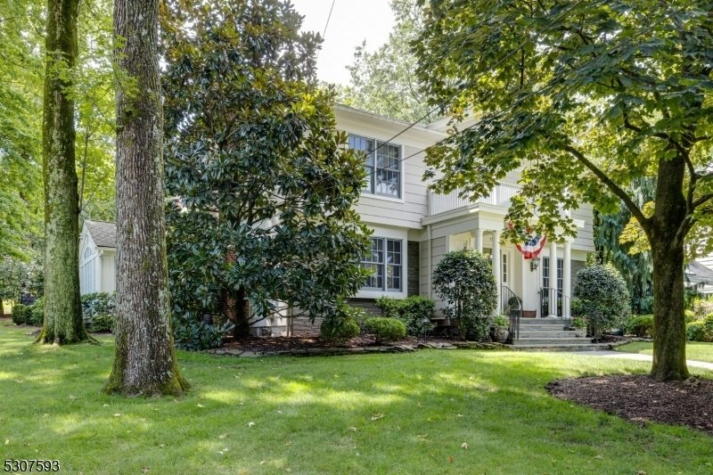 4 Bedrooms Single Family Detached In Mountainside, New Jersey, United ...