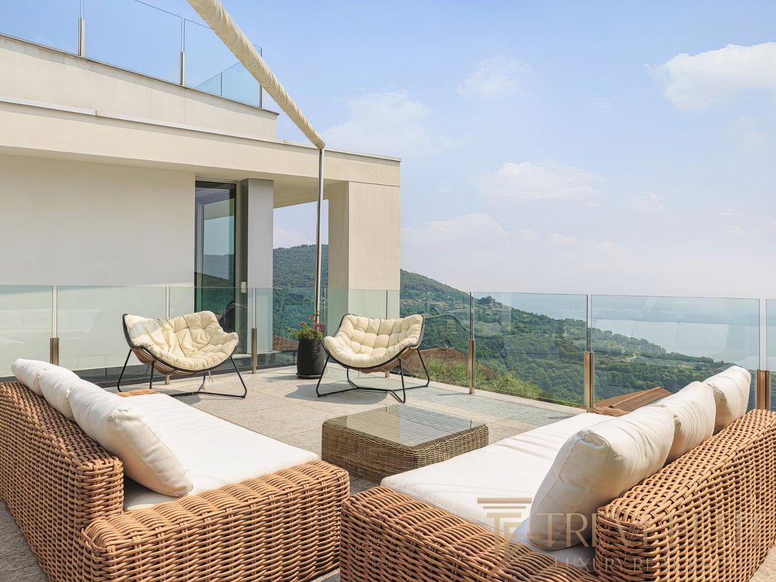 Moderne Villa Mit Panoramablick Auf In Massino Visconti, Piemont ...