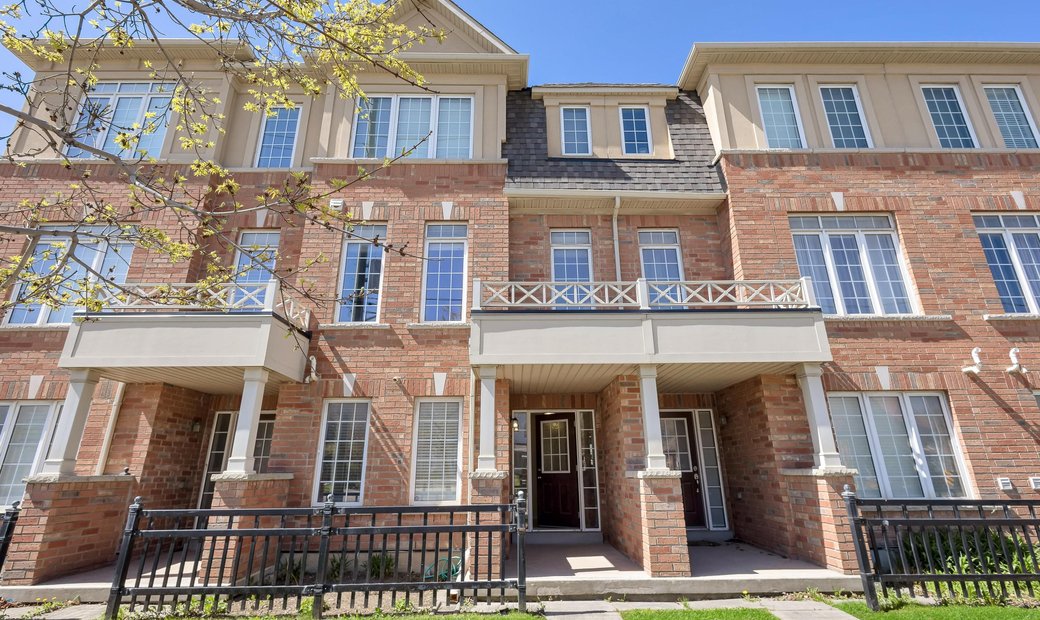 Sun Filled Townhome With Oversized Deck En Halton Hills, Ontario ...