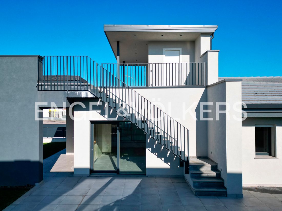 Moderne Villa Mit Privatem In Peschiera Del Garda, Venetien, Italien Zu ...