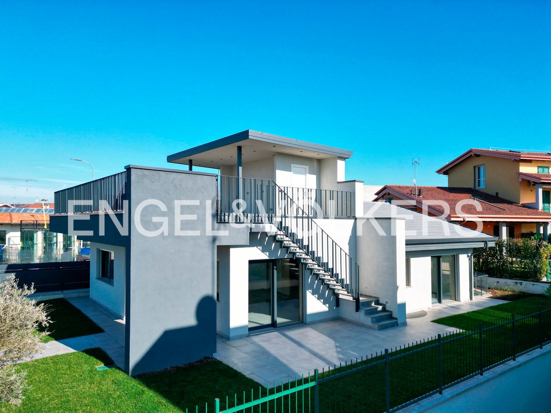 Moderne Villa Mit Privatem In Peschiera Del Garda, Venetien, Italien Zu ...
