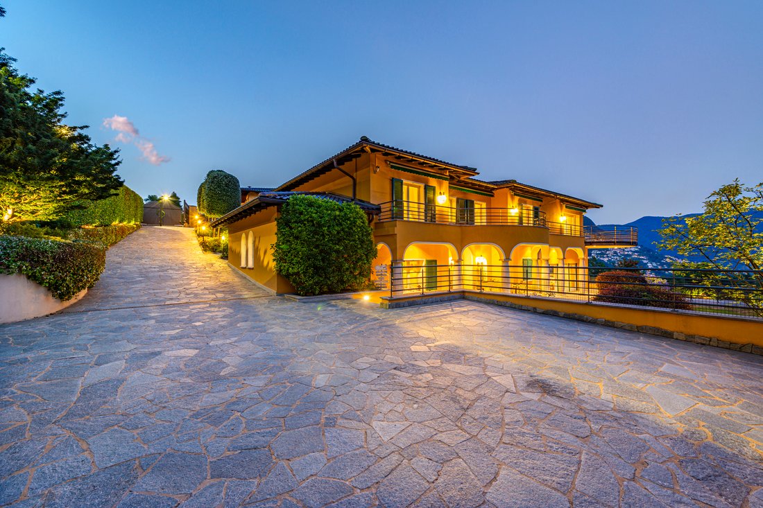 Villa Sissi Ein Bezaubernder Rückzugsort Am In Porza, Tessin, Schweiz ...