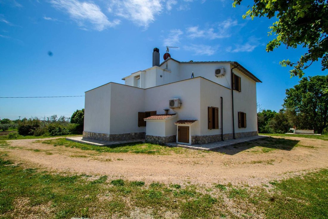 Recently Renovated Farmhouse In The In Montalto Di Castro, Italy Zu ...