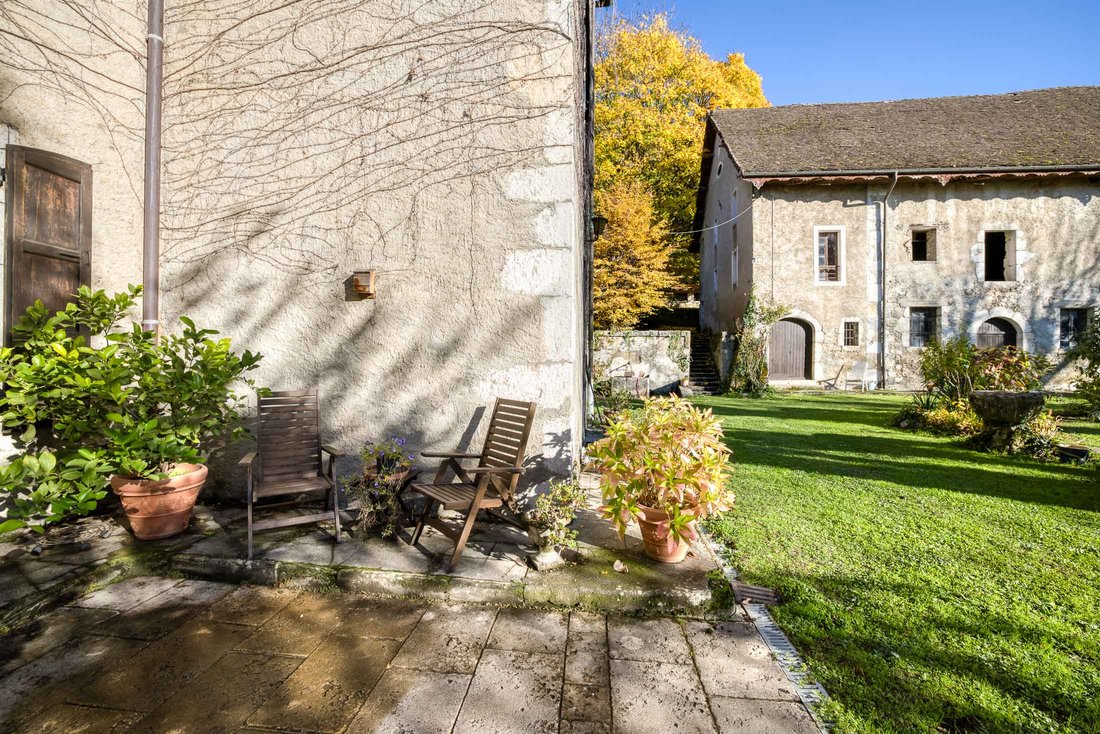 Zwischen Bergen Und Seen In Chindrieux, Auvergne Rhône Alpes ...