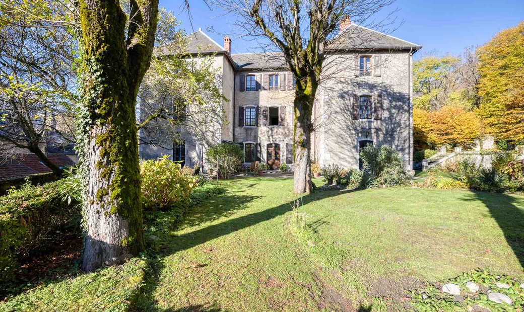 Zwischen Bergen Und Seen In Chindrieux, Auvergne Rhône Alpes ...