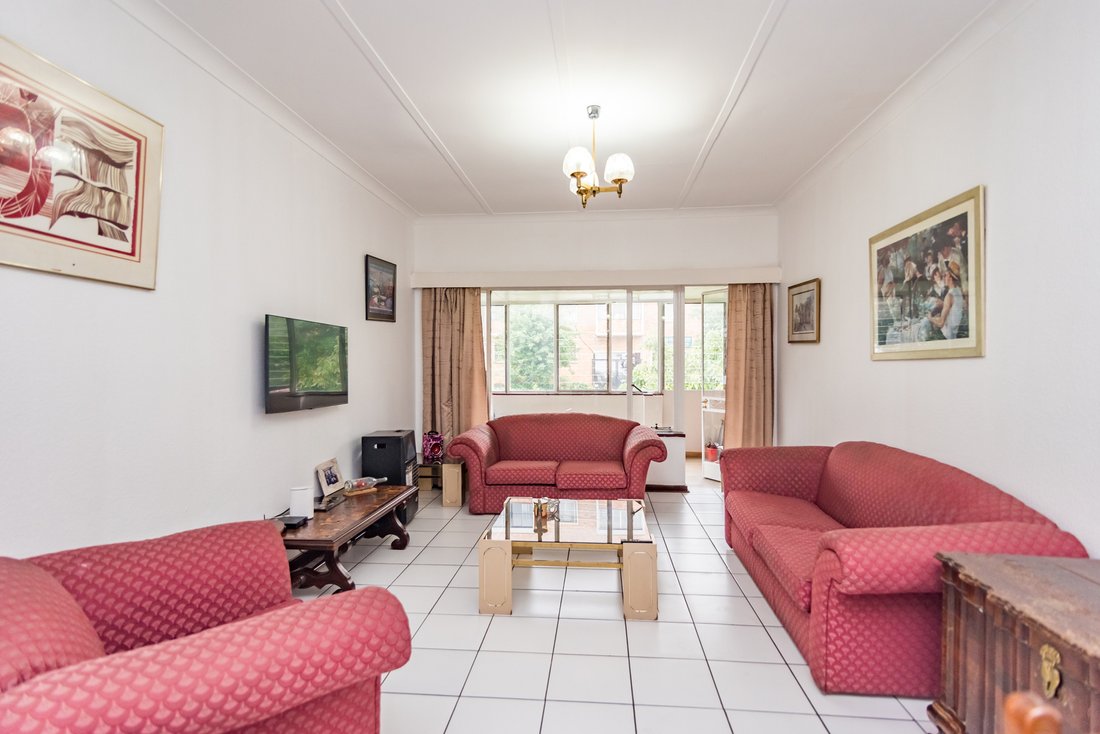 Appartement Ensoleillé Avec Balcon Dans Johannesburg, Gauteng, Afrique ...