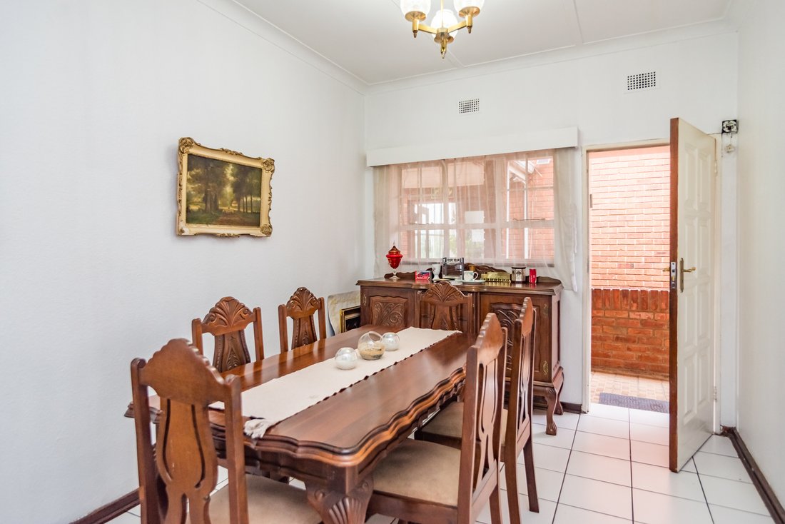 Appartement Ensoleillé Avec Balcon Dans Johannesburg, Gauteng, Afrique ...