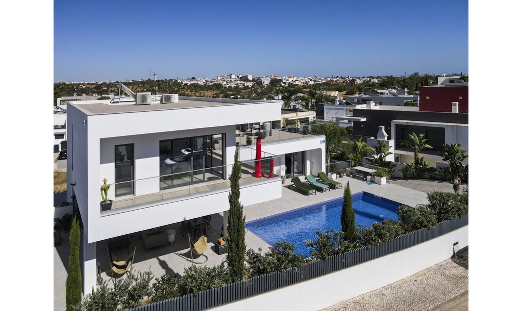3 Bedroom House With Pool And Garage In In Alcantarilha, Algarve ...