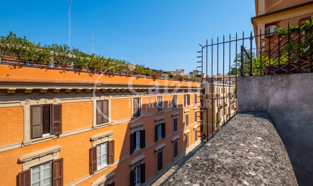 Penthouse Avec Terrasse Et Cheminée Dans Un Bâtiment Dans Rome, Latium ...