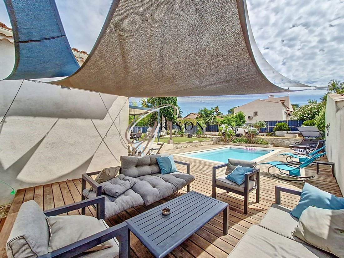 Single Storey T4 Villa With Heated Pool In In Six Fours Les Plages ...