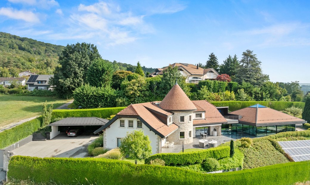 Wunderbares Anwesen Mit Aussicht Und Innenpool In Givrins, Waadt ...