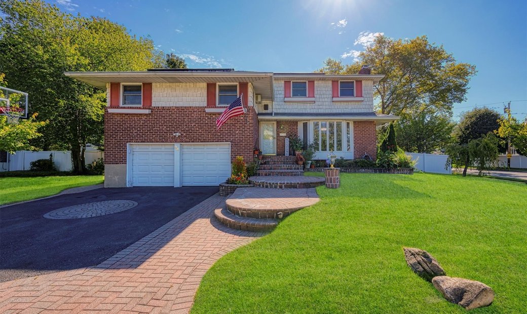 Beautiful Split Level Family Home On A In Plainview, New York, United ...