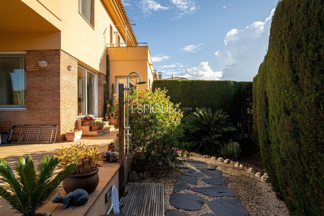 Villa Mont Ras En Montrás, Cataluña, España En Venta (16581972)