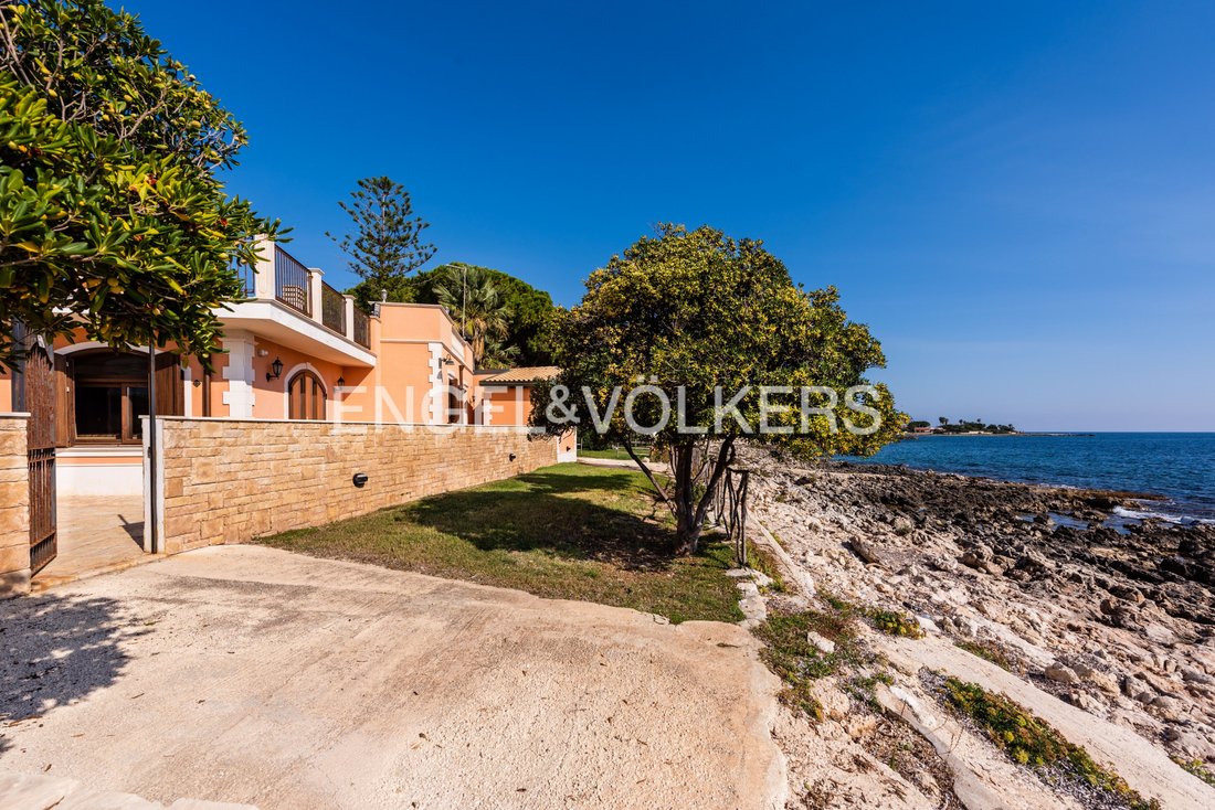 Beautiful Villa With Direct Access To The Sea In Fontane Bianche ...