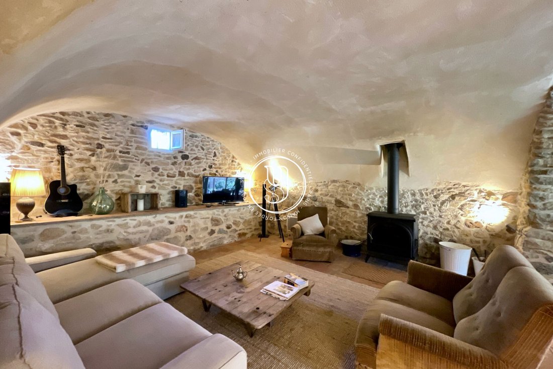 Vicino, Un Mas Ancien, Son Beau Jardin E La Sua In Uzès, Occitania ...