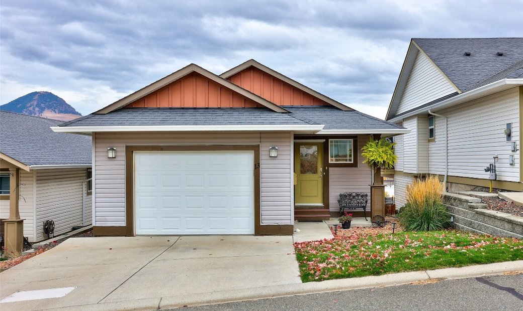 Level Entry Home With Sweeping River En Kamloops, Columbia Británica ...