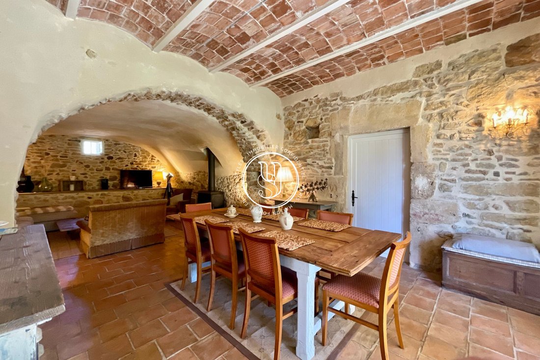 Proche, Un Mais Ancien, Son Beau Jardin Et In Uzès, Okzitanien ...