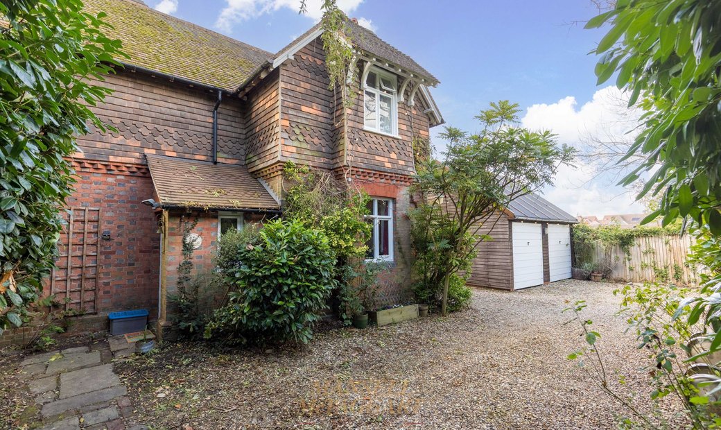 House Horley In Horley, England, United Kingdom For Sale (16607101)
