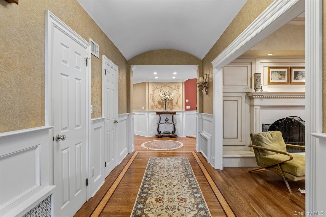 Sprawling Ranch In The Prestigious Gates In Woodbury, New York, United ...
