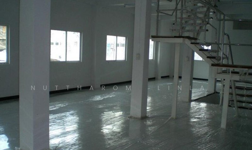 3 Br Townhouse Near Mrt Hua Lamphong In Rong Mueang, Bangkok, Thailand ...