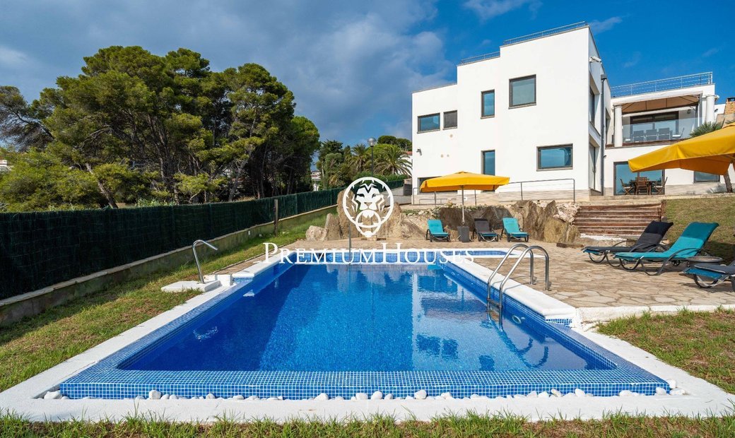 House With Pool On The Seafront In Els Munts In Spain For Sale (16614066)