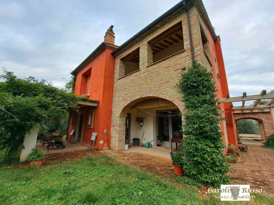 Belle Ferme Avec Terrain Dans Un Endroit Vallonné à Dans Narni, Ombrie ...