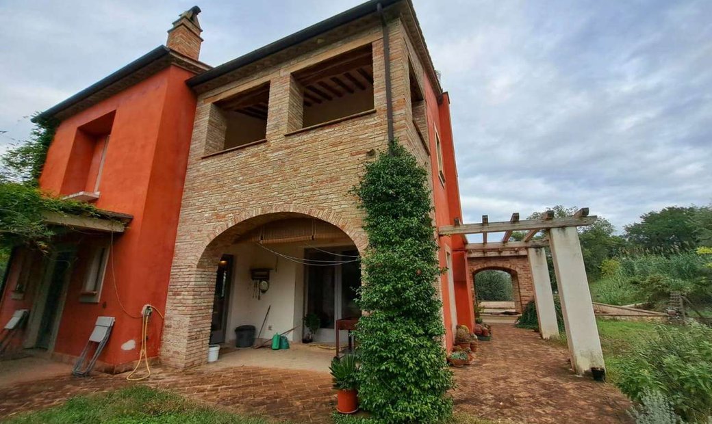 Belle Ferme Avec Terrain Dans Un Endroit Vallonné à Dans Narni, Ombrie ...