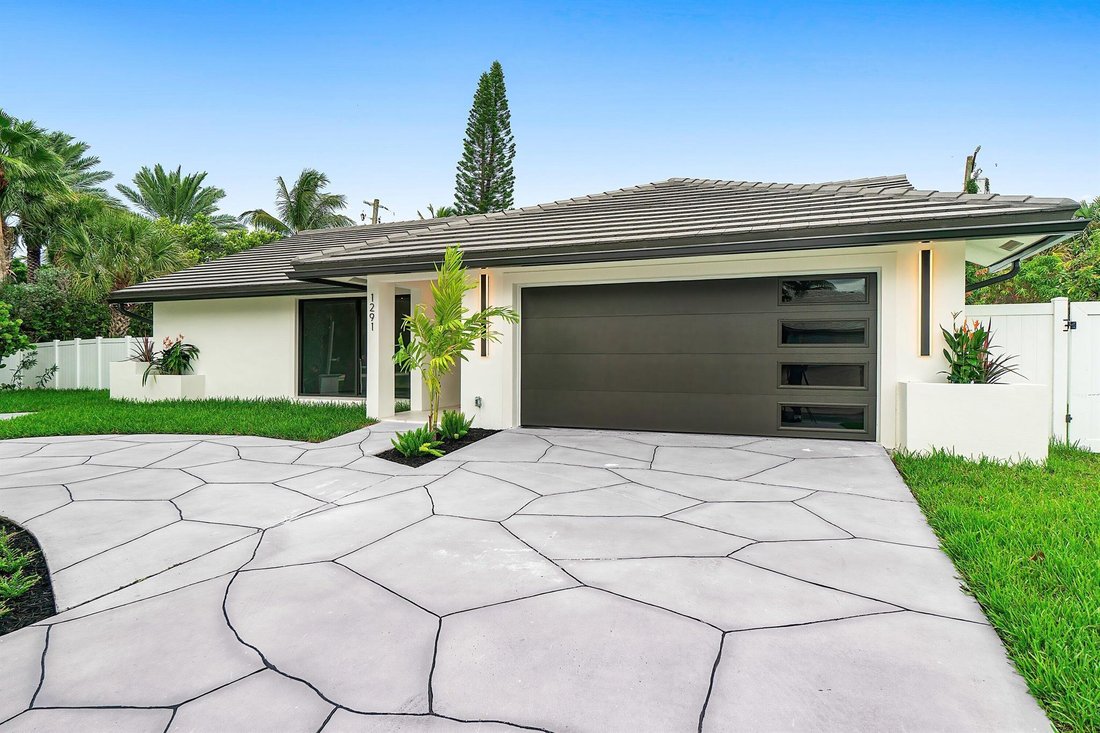 Single Family Residence In Singer In Riviera Beach, Florida, United ...