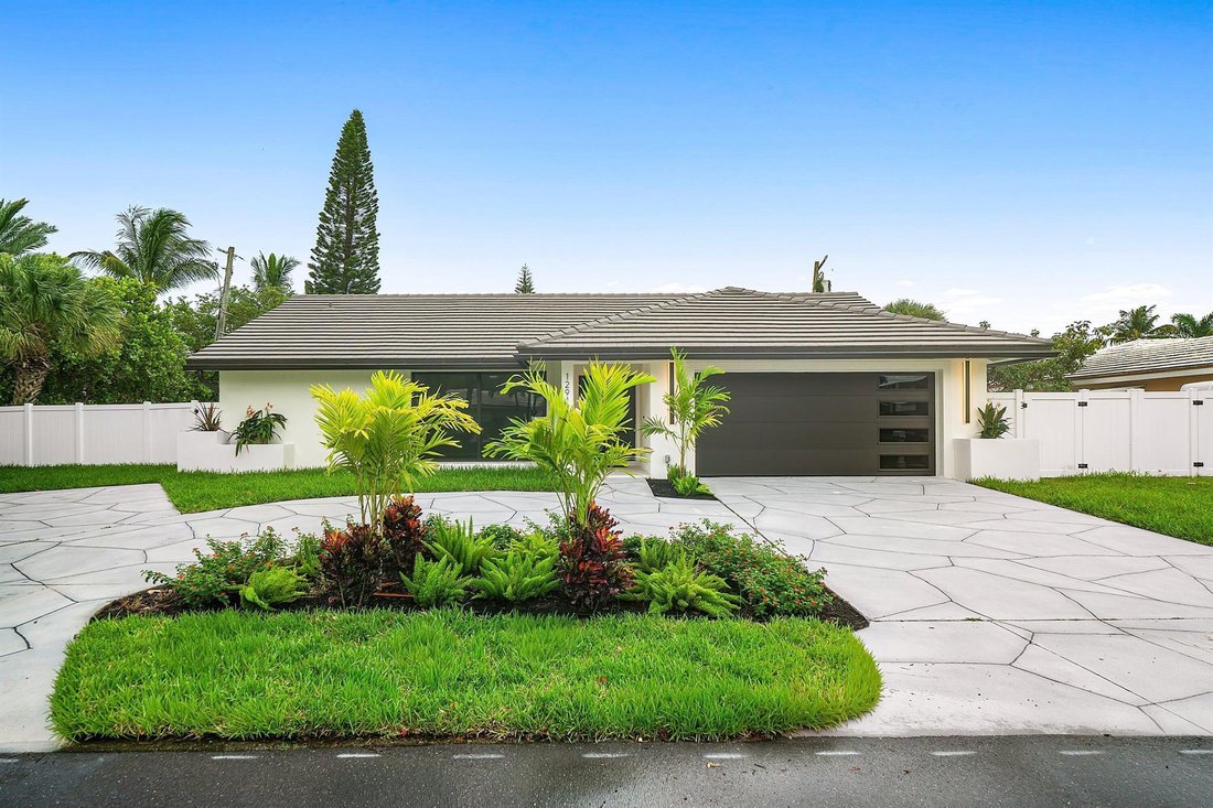 Single Family Residence In Singer In Riviera Beach, Florida, United ...