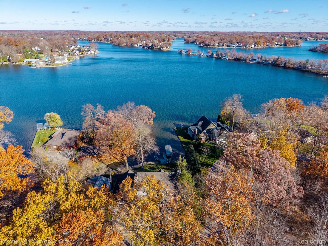 8308 Peninsular Drive, Fenton, Mi, 48430 In Fenton, Michigan, United ...