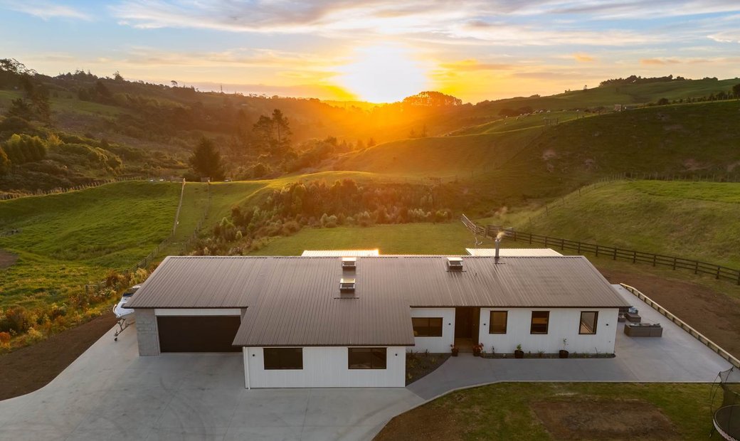 Striking Residence Offers A Secluded Feeling In Bombay, Auckland, New ...