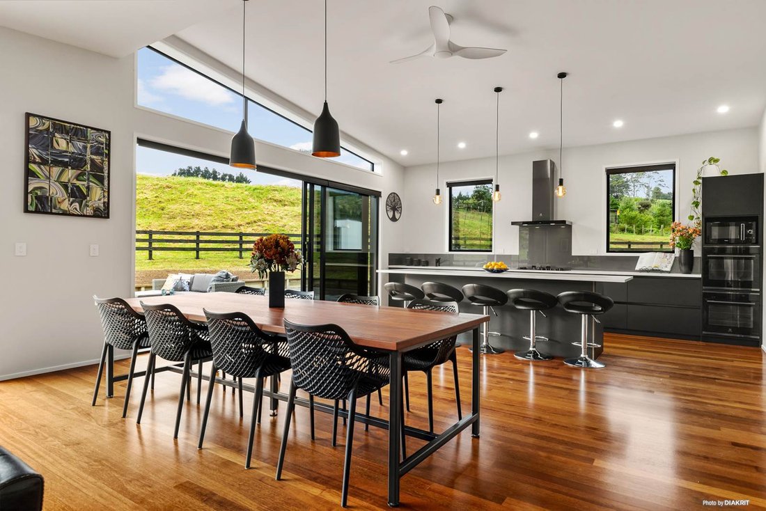 Striking Residence Offers A Secluded Feeling In Bombay, Auckland, New ...
