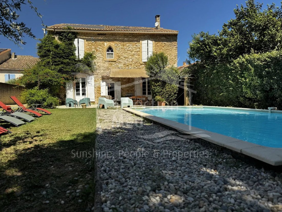 Charmante Maison En Pierre — Xvii Ie Siècle — Dans Codolet, Occitanie ...