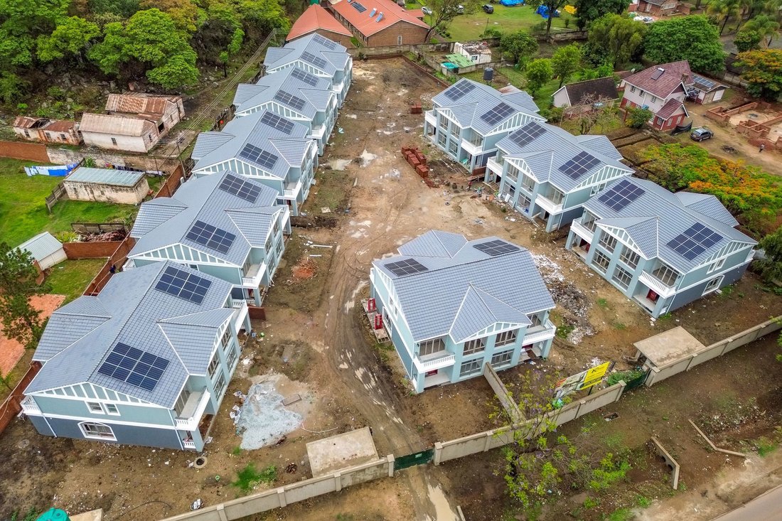18 Unit 4 Bedroom Duplex Townhouse Complex In En Strathaven, Zimbabwe ...