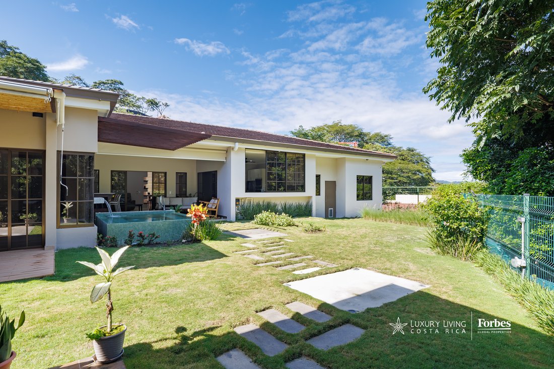 21212 House With 3 Bedrooms, Office, Integrated In Ciudad Colón, Costa ...