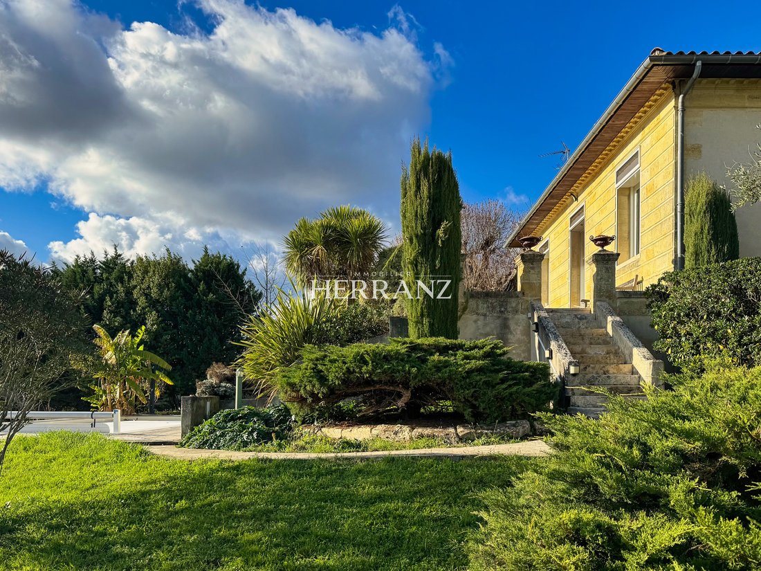 Elegant Bourgeois Residence With En Pompignac, Nueva Aquitania, Francia ...