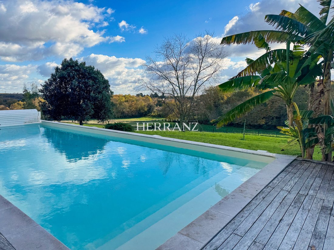 Elegant Bourgeois Residence With En Pompignac, Nueva Aquitania, Francia ...