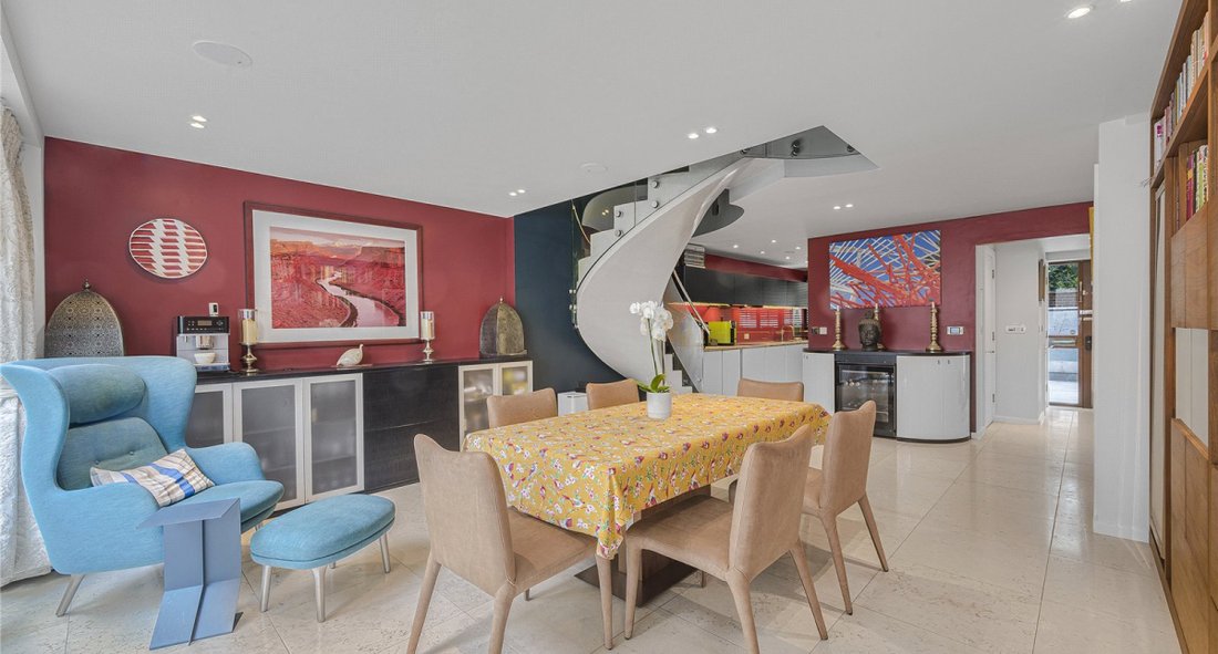 3 Bedroom Property For Sale In Crabtree In London, England, United ...
