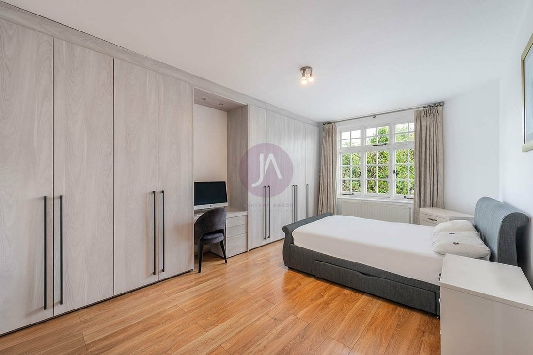 3 Bedroom Flat For Sale In Elm Tree Court, In London, England, United ...